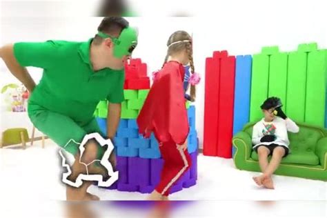 外国小女孩和哥哥装扮成英雄，去拯救有困难的人们