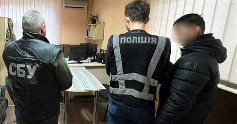 29 річний львівянин дав прикордоннику 9 тис доларів хабара за виїзд за кордон