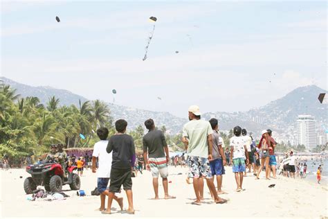 Niños Y Jóvenes De Colonias Con Violencia Vuelan Papalotes En La Playa