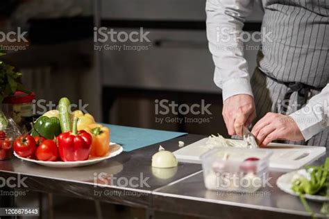 화이트 커팅 보드 클로즈업에 젊은 요리사 절단 사탕무 레스토랑 주방에서 요리하기 건강한 생활방식에 대한 스톡 사진 및 기타 이미지 건강한 생활방식 귀여운 그릇