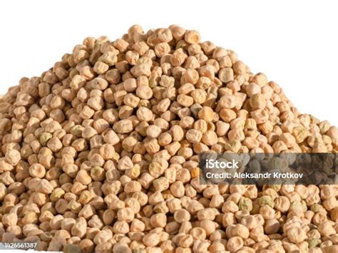 흰색 배경에 고립 된 건조한 깨끗한 완두콩 씨앗 더미 흰색 배경에 질감이있는 완두콩 곡물이 많이 있습니다 개체 그룹에 대한 스톡 사진 및 기타 이미지 Istock