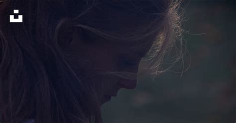 아래를 내려다 보는 검은 머리를 가진 여자 사진 Unsplash의 무료 초상 이미지