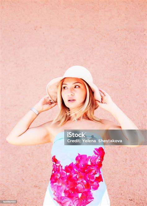 아름 다운 젊은 금발의 아시아 여성들 밀짚 모자를 머리에 손을 얹고 갈색 벽에 걱정스러운 얼굴을 하고 고립 35 39세에 대한 스톡 사진 및 기타 이미지 Istock