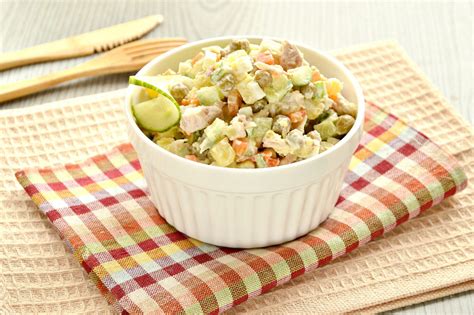 Оливье с курицей и свежим огурцом - рецепт приготовления