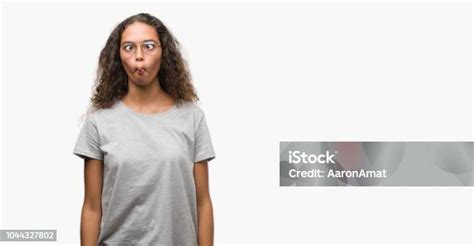 아름 다운 젊은 히스패닉 여자 착용 유리 입술 고 우 스 꽝 스러운 제스처와 함께 물고기 얼굴 만들기 재미 있는 식입니다 T