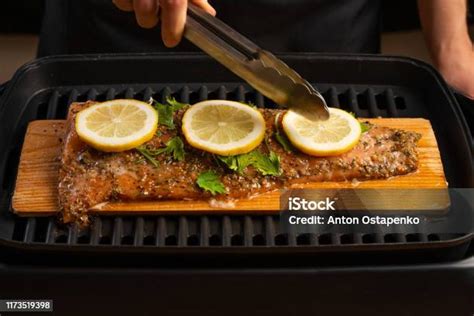 요리사 요리 해산물 검은 배경에 연기 연어 또는 송어와 붉은 물고기 그릴 운동 레스토랑 메뉴 조리법 책 아시아 요리 수제 조리법 가로 사진 닫기 고급 요리에 대한 스톡 사진