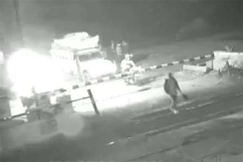 【閲覧注意】踏切に謎の男が現れ一瞬で消え去る動画が話題に ポッカキットポッカキット