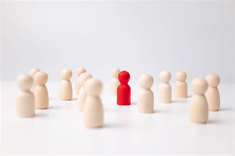 영향력과 권한을 부여하기 위해 팀과 함께 서있는 나무 인물 리더십의 개념 성공적인 경쟁 우승자와 새로운 정상적인 라이프 스타일에 대한 영향과 사회적 불변의 리더 0명에 대한