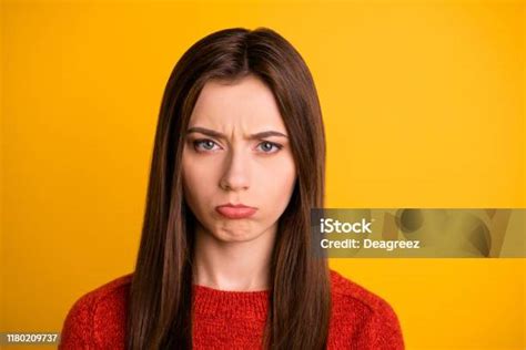 선명한 색상 배경을 통해 고립 된 화가 얼굴 표정으로 부정적인 단어에 반응 하는 기분 좋은 귀여운 달콤한 소녀 젊은이의 사진을