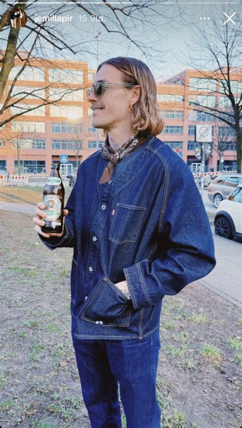 St Pauli Kapitän Irvine Posiert Stylisch Mit Bier In Hamburg