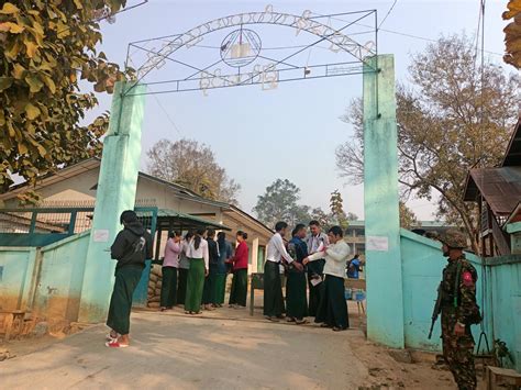 အ ထ က မိုင်းခတ် စာစစ်ဌာနတွင် တက္ကသိုလ်၀င်တန်းစာမေးပွဲပထမနေ့ ကျောင်းသား