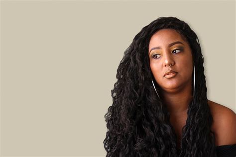 실망하고 걱정이 많은 젊은 여성은 곱슬곱슬한 긴 머리를 들고 옆으로 쳐다본다 인간의 표정 감정과 감정 신체 언어 격리된 공간을 복사합니다 갈색 머리에 대한 스톡 사진 및