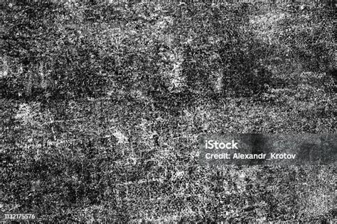 그런 지는 흑백입니다 건조 한 브러시로 페인트 스트로크의 질감입니다 단색 추상 그런 지 배경입니다 균열 칩 흠집의 패턴입니다 오래 된 빈티지 표면 0명에 대한 스톡 사진 및
