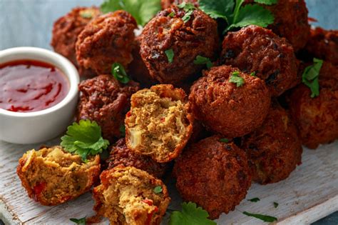 인도 Pakora 스낵 매운 양파 고추 나무 칠판에 고추 소스와 함께 파코라에 대한 스톡 사진 및 기타 이미지 파코라 0명 거리 Istock