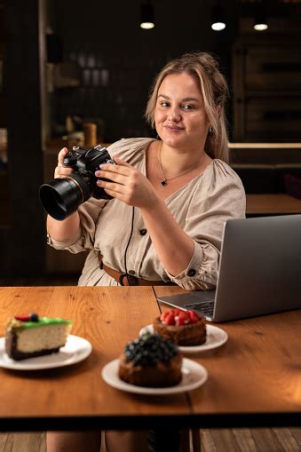 카페에서 케이크를 촬영하는 노트북 컴퓨터와 카메라를 들고 웃고 있는 여성 음식 사진작가 블로깅 및 직업 개념 20 24세에 대한 스톡 사진 및 기타 이미지 Istock