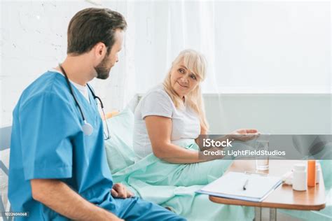 의사와 병원 침대에 약을 복용 하는 고위 여자 보고 청진 기 간호사에 대한 스톡 사진 및 기타 이미지 간호사 건강관리와 의술 남자 Istock