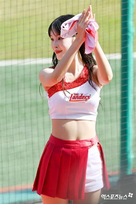Ssg 치어리더 시선 사로잡는 잘록한 허리[엑s Hd포토]