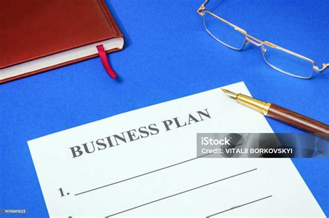 변호사가 준비한 파란 사무실 책상에 사업 계획과 세련된 펜의 공백 사업 계획에 대한 스톡 사진 및 기타 이미지 사업 계획