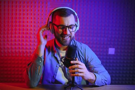 비디오 블로거가 스튜디오에서 콘텐츠를 녹화합니다 무대 뒤 사진은 블로거가 준비 할 때 촬영 시작 시 촬영 참가자 중 한 명 뒤에서 찍은 것입니다 브이로깅에 대한 스톡 사진