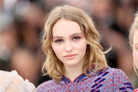 【画像】ジョニー・デップの娘（18）の ”上半身裸” をご覧ください… ポッカキットポッカキット