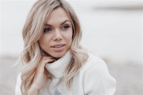 Jolie Jeune Femme En Plein Air Photo Gratuite