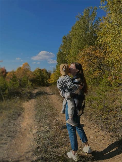 Мама и сын в осеннем лесу