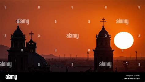 Sol Al Atardecer A Contraluz De La Catedral De Hermosillo Sonora Stock