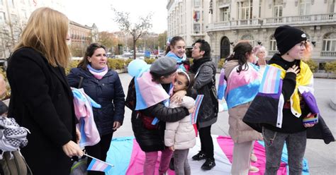 성전환법 발표에 기뻐하는 스페인 사람들