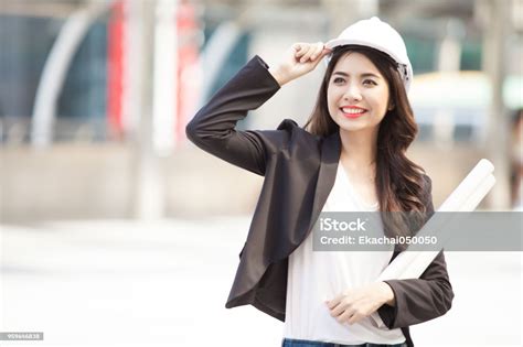 건축가 비즈니스 여자 청사진 고립 된 초상화와 미소 보호 헬멧 공학에 대한 스톡 사진 및 기타 이미지 공학 미소 전문 기술 Istock