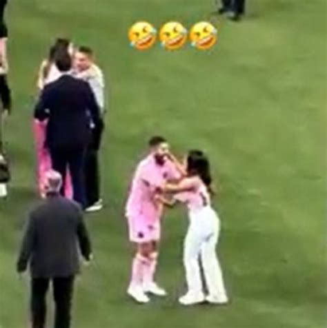 Momen Istri Cantik Lionel Messi Hampir Cium Teman Setimnya Di Inter Miami FC Okezone Bola