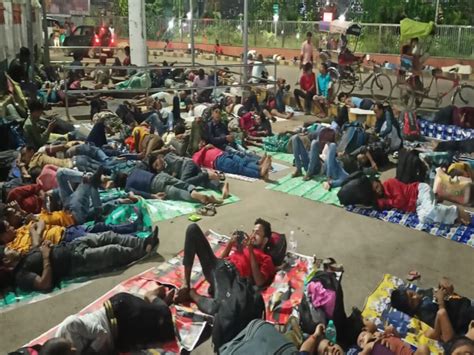 Bpsc Bihar Teacher Exam Photos Bpsc Tre Day 1 Candidates Lying At The Station Bus Adda Trains