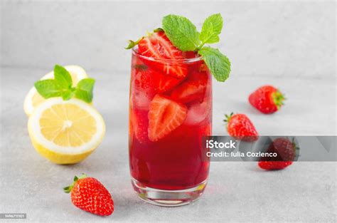 딸기 음료 상쾌한 여름 칵테일 레모네이드 아이스티 밝은 배경에 빨간 차가운 음료 0명에 대한 스톡 사진 및 기타 이미지 0명
