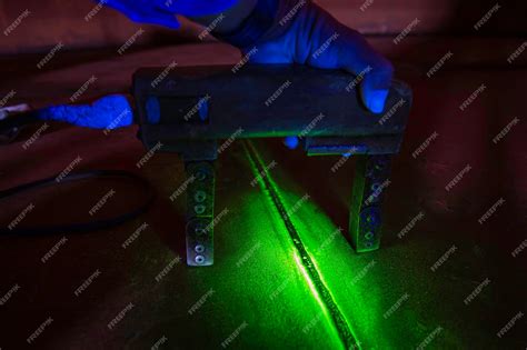 강판 탱크 맞대기 용접 탄소 배경 자기장 형광의 녹색 대비 프리미엄 사진