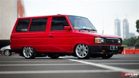 1991 Toyota Kijang Super Red Van In A Parking Lot