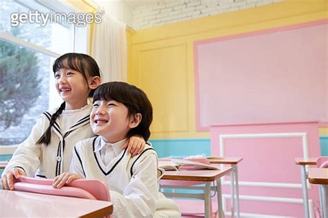 어린이 나이 소년 남성 공부 소녀 학교교실 학교건물 글씨쓰기 움직이는활동 이미지 Jv12692280