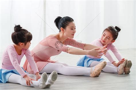 年轻舞蹈老师教小女孩们跳舞高清图片下载 正版图片 摄图网