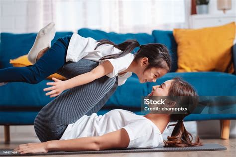 집에서 함께 즐겁게 운동하는 엄마와 딸 유연성을 위해 근력을 키우고 스포츠 운동 훈련 가족 개념입니다 25 29세에 대한 스톡 사진 및 기타 이미지 Istock