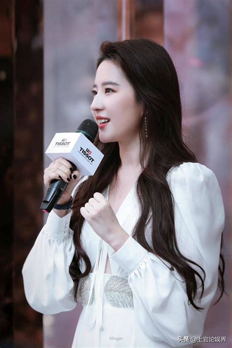 Liu Yifei Wearing A White Fork Skirt With A Back Slit Appeared At The