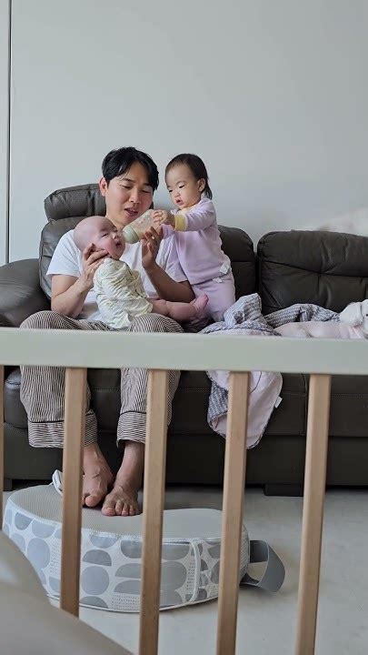 아빠 내가 줄게🍼 동생이우니달려와서 젖병물리는누나 누구든빨리줘 먹기싫어 다먹었다고 제발그만 극한직업 동생 그와중에평온하개 아빠고생이많아요😂 애개육아 연년생 자기도아기면서