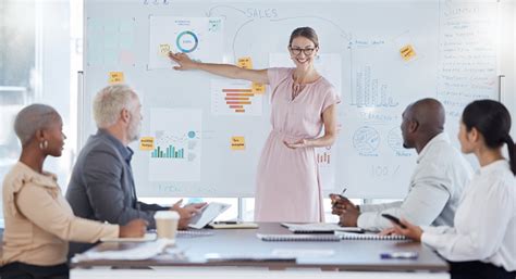 비즈니스 여성 연사 또는 사무실 인포그래픽 용지 차트 문서 또는 글로벌 프레젠테이션의 화이트보드 그래프에 대한 교육 팀워크 다양성 회의를 위한 관리자 Ceo 또는 리더십