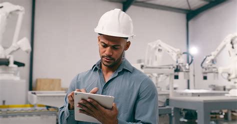엔지니어 인간 및 로봇 공학 기계 학습 및 첨단 기술을 갖춘 로봇의 태블릿 및 검사 혁신 미래 기술 및 엔지니어링 품질 보증