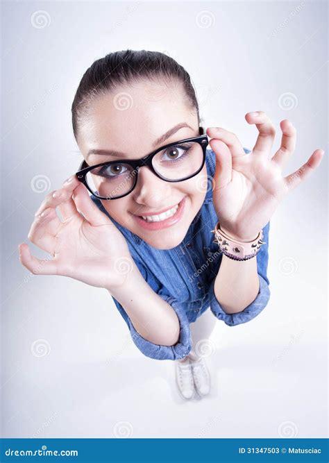 Ragazza Graziosa Con I Denti Perfetti Che Indossano Sorridere Di Vetro