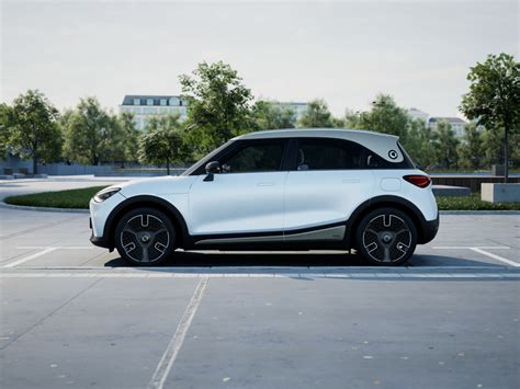 Сравнение Bmw New Class Cs и Smart 1 по характеристикам стоимости