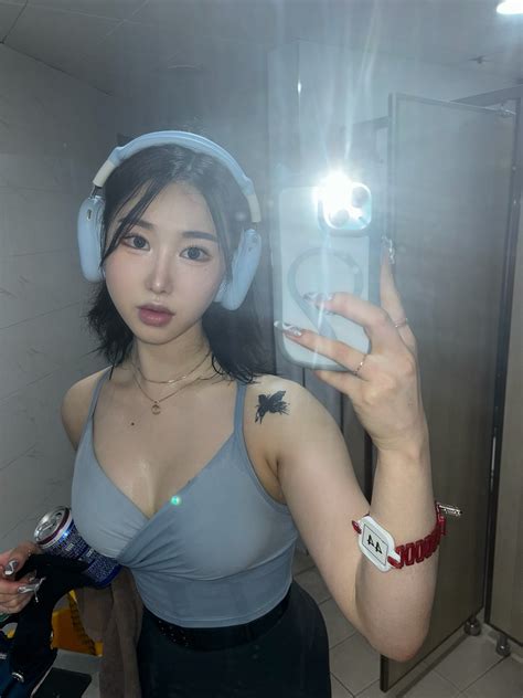 냐냐 투투 두번째 컨셉🌀🌀 둘컨셉중 뭐가 더 나은가요 저는 파랑색을 좋아해서 이 컨셉이 더 맘에 들도라구요 ㅎㅎ 약간 인어느낌이라하면 믿어주시려나요ㅎ 오늘도