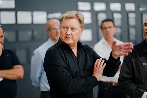 Henrik Fisker Visar Fisker Ocean Personligen På Ecarexpo Elbilen