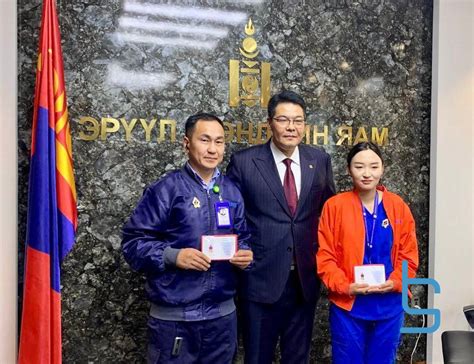 Галын аюулаас дөрвөн хүүхдийг аварсан түргэн тусламжийн эмч жолоочийг шагнажээ