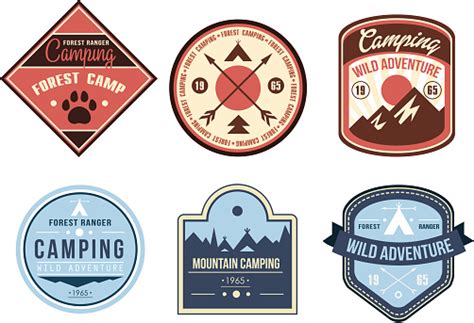 산 캠핑 복고풍 로고 배지 세트 숲 레인저 캠프 야생 모험 빈티지 라벨 흰색 배경에 그림을 벡터 로고에 대한 스톡 벡터 아트 및