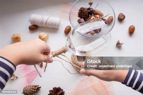 Diy 공예에 대한 단계 Diy 교육단계 유리의 가을 구성 아이들의 선물창의성의 세트 1단계 유리에 실을 부는 어린이 Diy에 대한 스톡 사진 및 기타 이미지 Istock