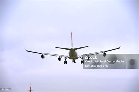 구름 낀 가을날 스위스 취리히 클로텐 공항에 착륙하는 에델바이스 에어버스 A340의 뒷모습 0명에 대한 스톡 사진 및 기타 이미지 Istock