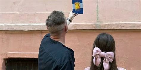 Сергій Жадан заінтригував фото з дівчиною схожою на Христину Соловій біля будинку Целана